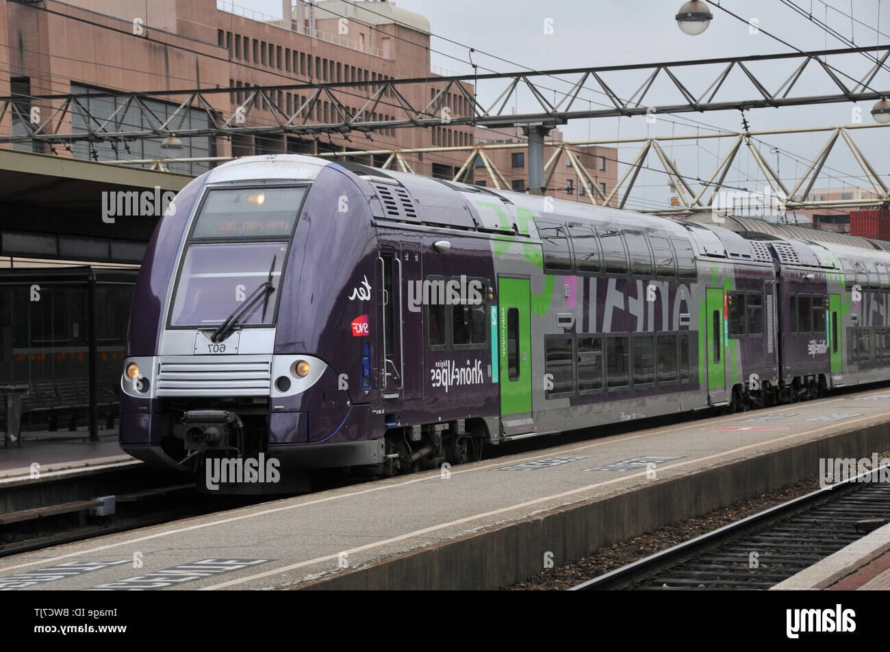 Quels sont les horaires et arrêts de la ligne TER Lyon-Bourg-en-Bresse