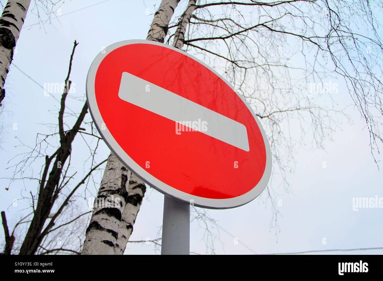 Quel est le sens des panneaux de signalisation ronds rouges et blancs