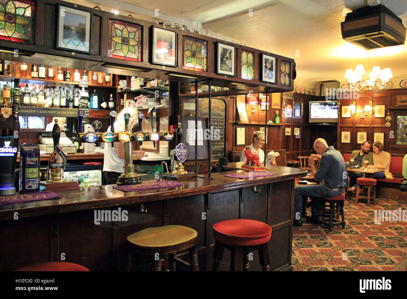 Quel est l'historique du Red Lion Pub sur Parliament Street