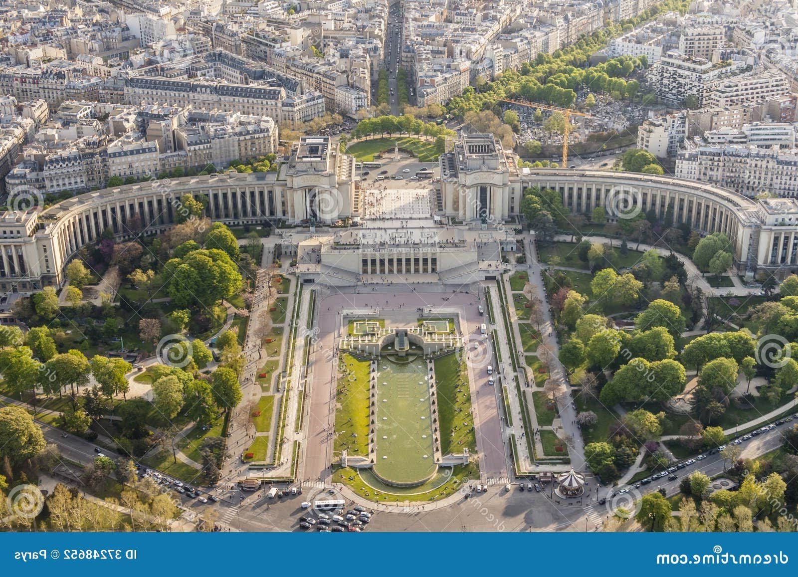 Qu'est-ce que le Centre du Champ de Mars et le Palais Royal à Paris